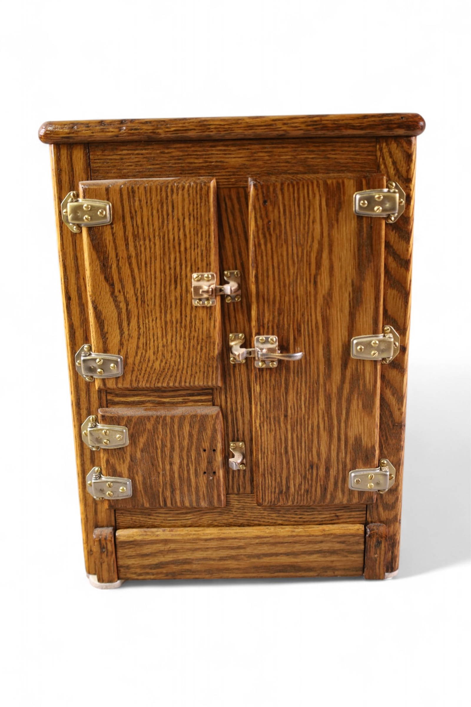 Salesman Sample Ice Box - Jun 28, 2025 | Redlands Antique Auction In Ca