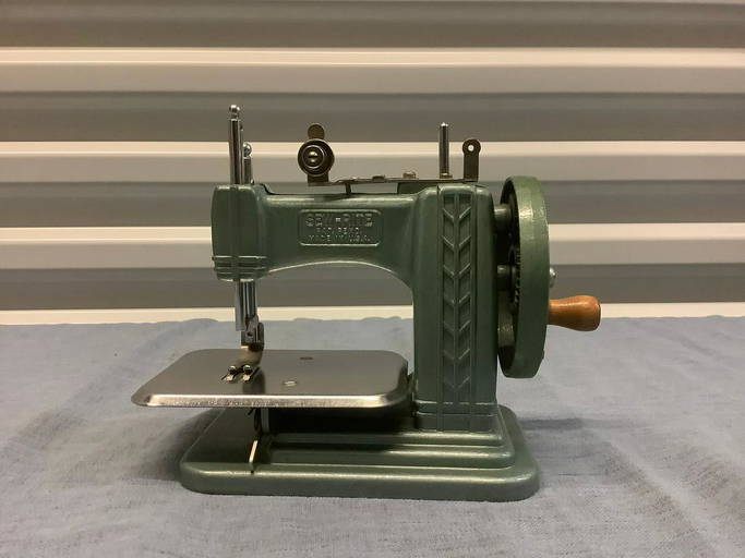 Vintage Child's "sew Rite" Sewing Machine
