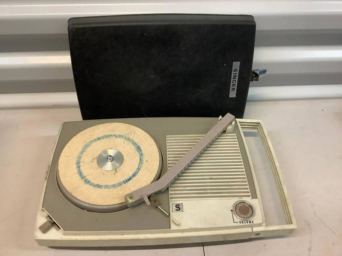 Singer record player (#0034) on Feb 09, 2022 | Emanon Auctions and ...