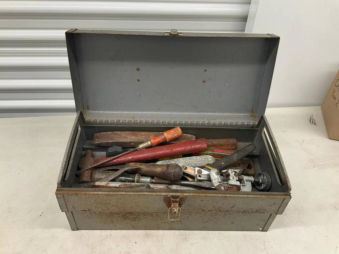Lot of rusted tools with toolbox (#0143) on Aug 04, 2022 | Emanon ...