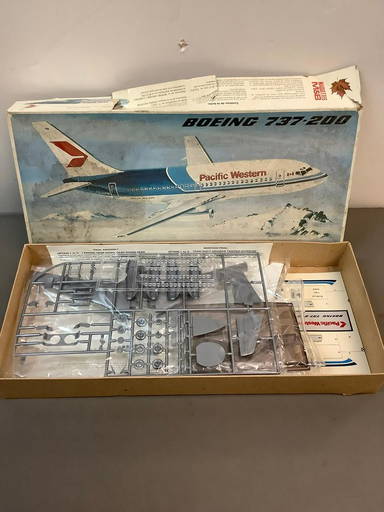 Vintage Boeing 737 200 1/100 Scale Model Kit