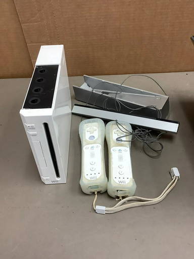 2006 Nintendo Wii Model Rvl 001(usa) And Controllers (no Cords)