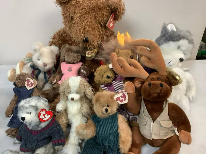 Lot of Vintage Plushes, TY, Boyd Bears and more (#0198) on Jan 01, 2023 ...