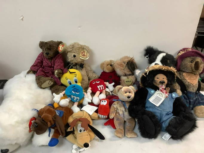 Lot of Vintage Plushes, TY, M&M World and more (#0199) on Jan 01, 2023 ...