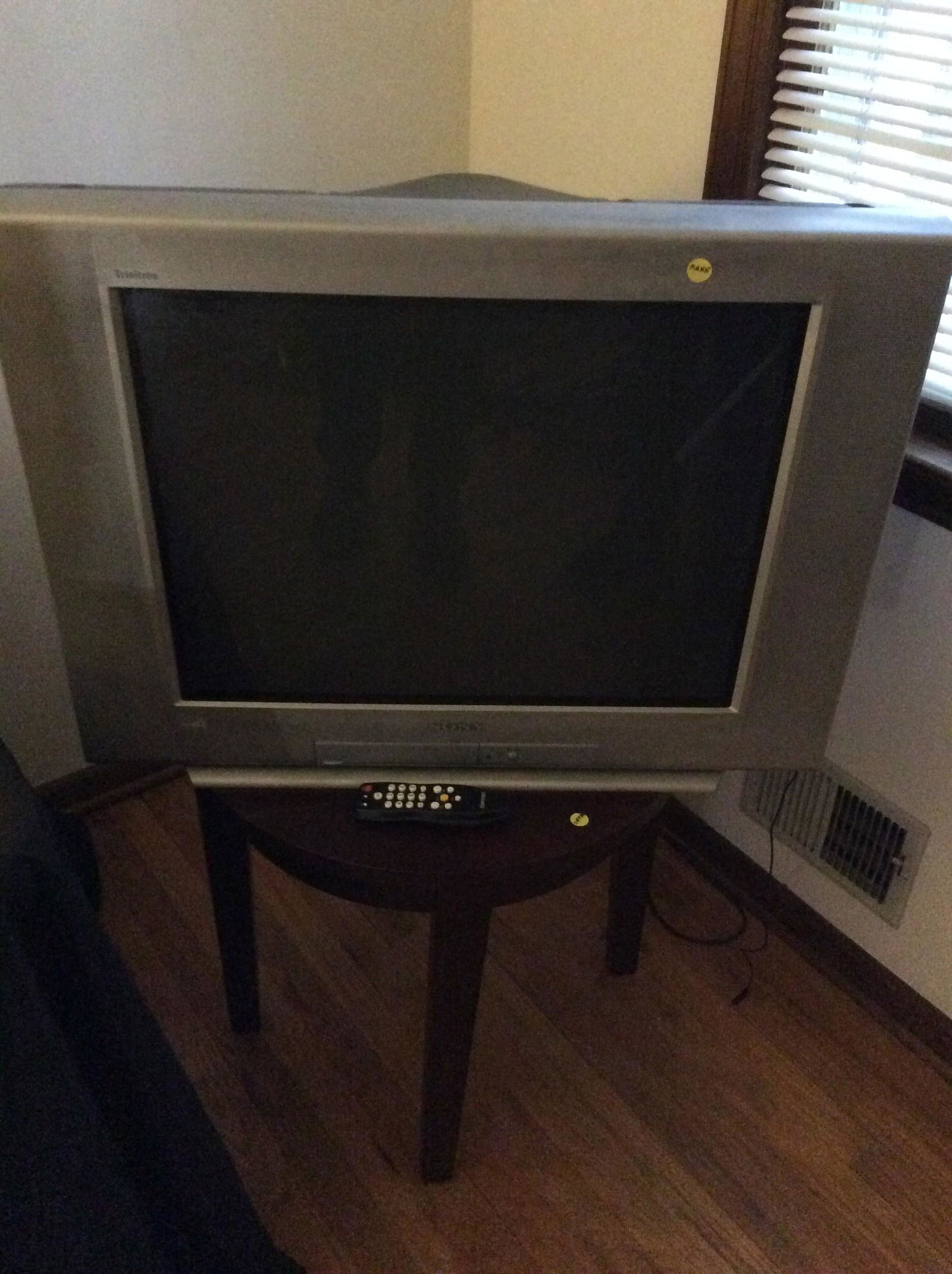 Sony Trinitron Television 28" - Jan 24, 2023 | Emanon Auctions and ...