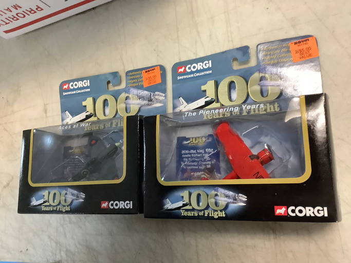2 corgi plane model figures (#0408) on Jan 23, 2023 | Emanon Auctions ...