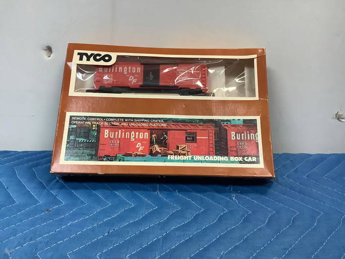 Typo unloading box car (#0201) on Feb 02, 2023 | Emanon Auctions and ...