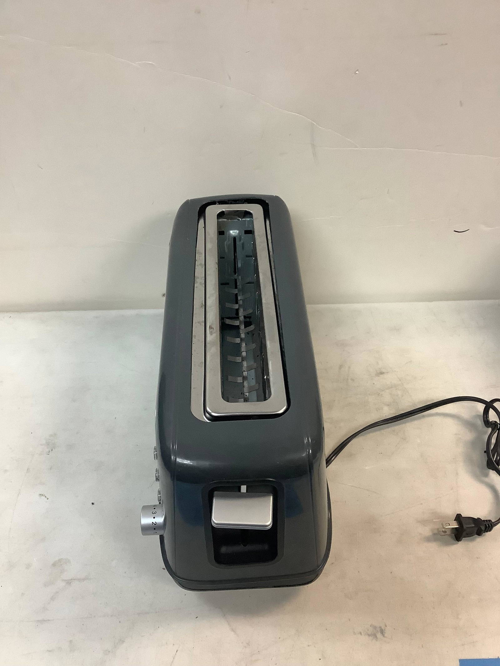 dash toaster (#0149) on Apr 11, 2023 | Emanon Auctions and Estate Sales ...