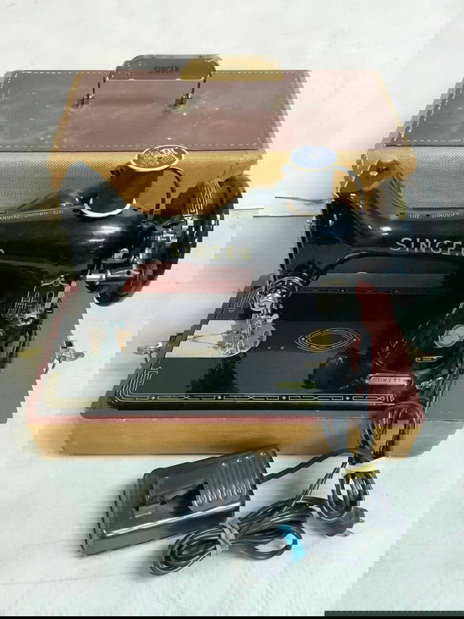 Vintage Singer Sewing Machine In Case-12in.x8in.x15in.(model:en047158 ...