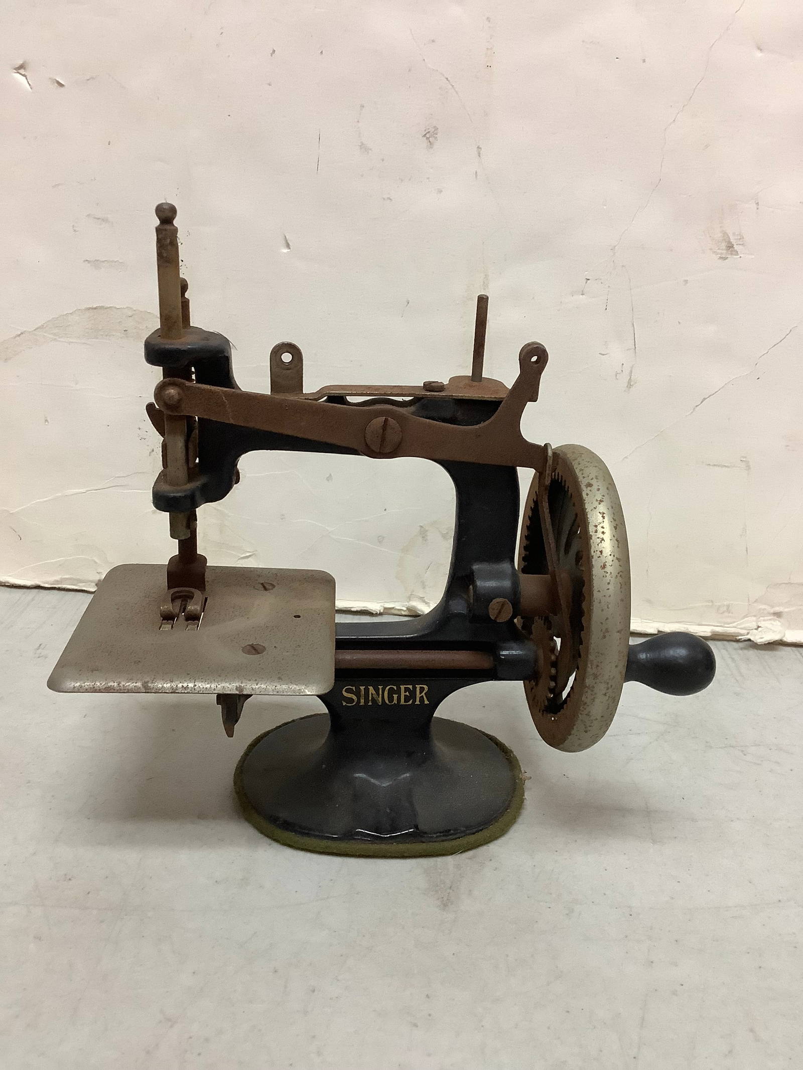 Antique Miniature Singer Sewing Machine(7.25in.tall) Auction