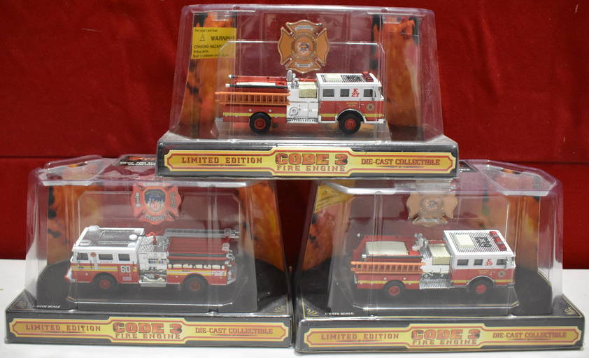 1/64 Code 3 Seagrave Fdny Engine 60 02453, Philadelphia Engine 27 02452 ...