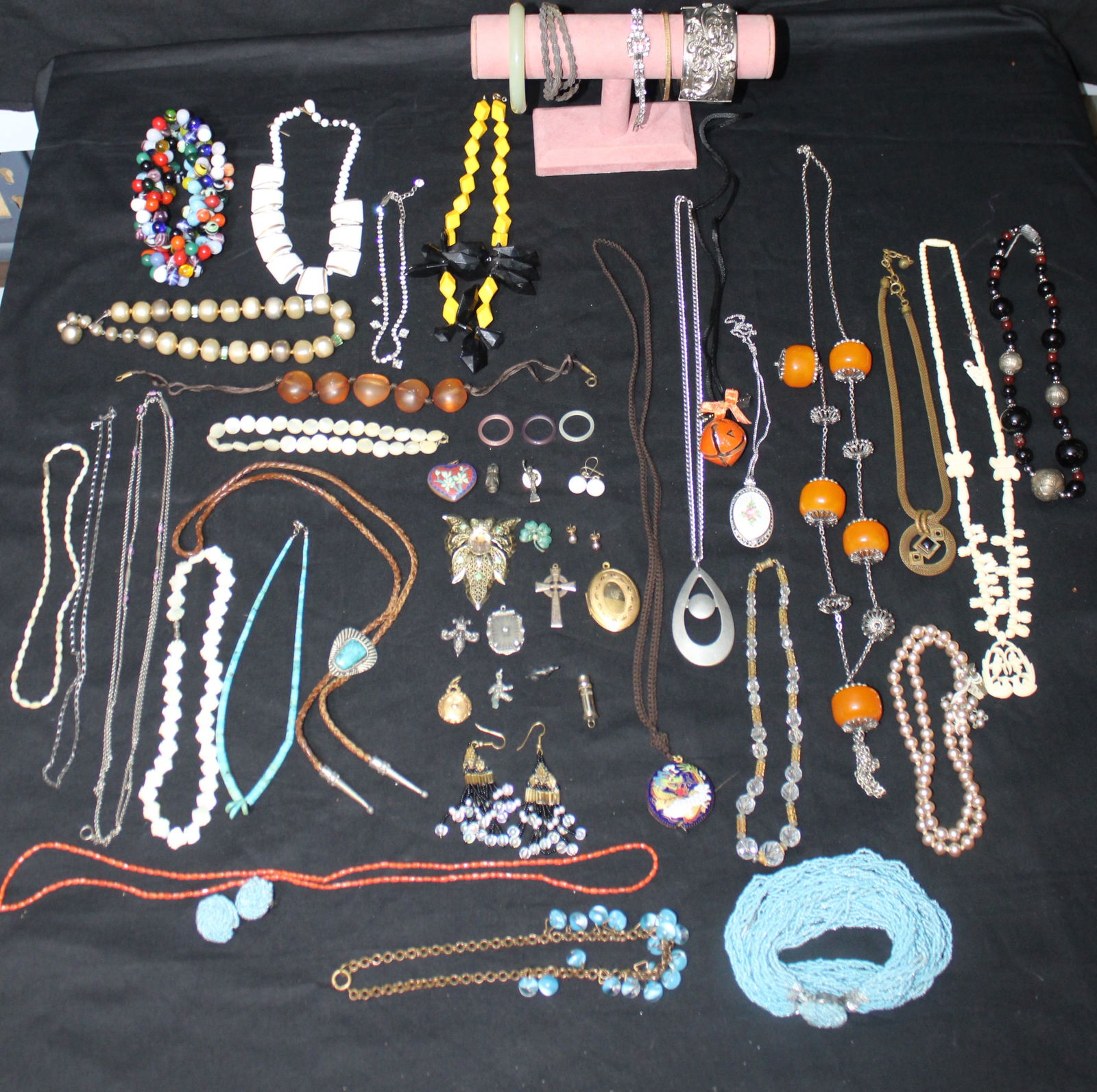 Large Lot Of Costume Jewelry Necklaces, Pins, Bracelets, Ring: Collezie ...