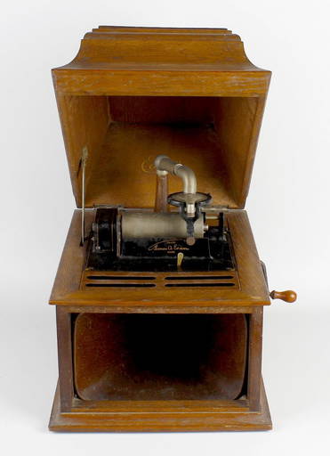 An Edison Amberola DX phonograph - Mar 30, 2015 | Fellows in United Kingdom