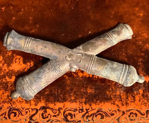 Dug Civil War Crossed Cannon Hat Insignia