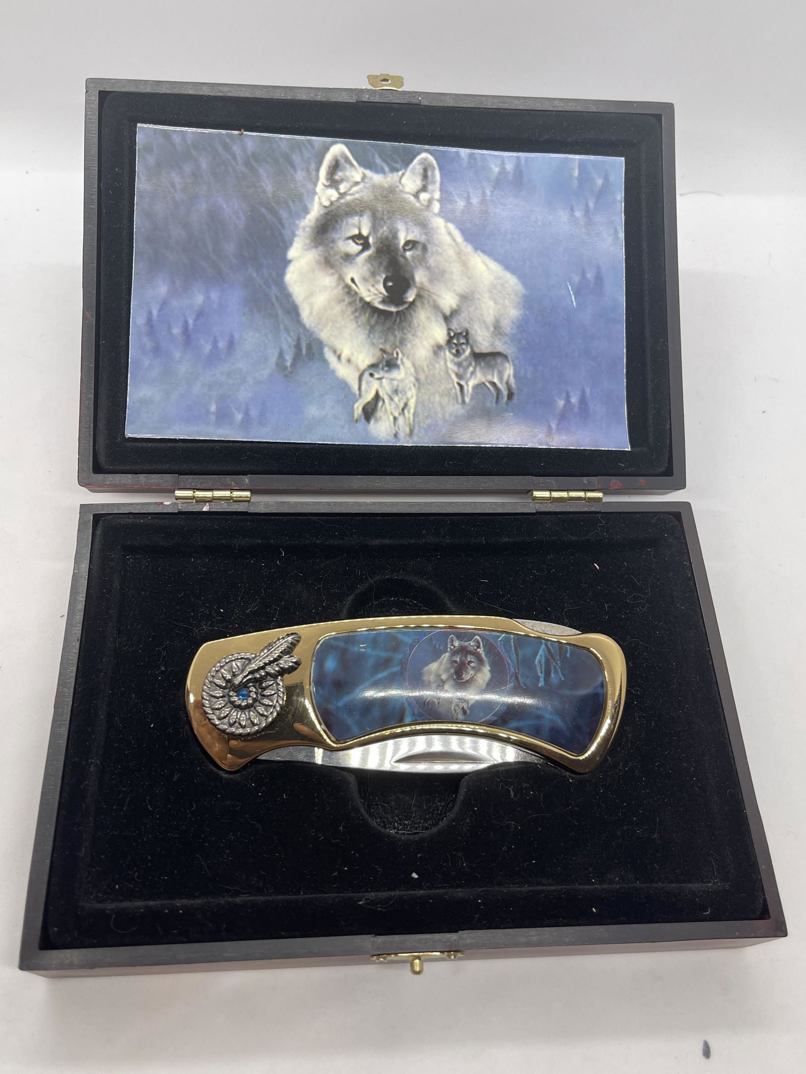 Beautiful Native American Wolf Pocket Knife
