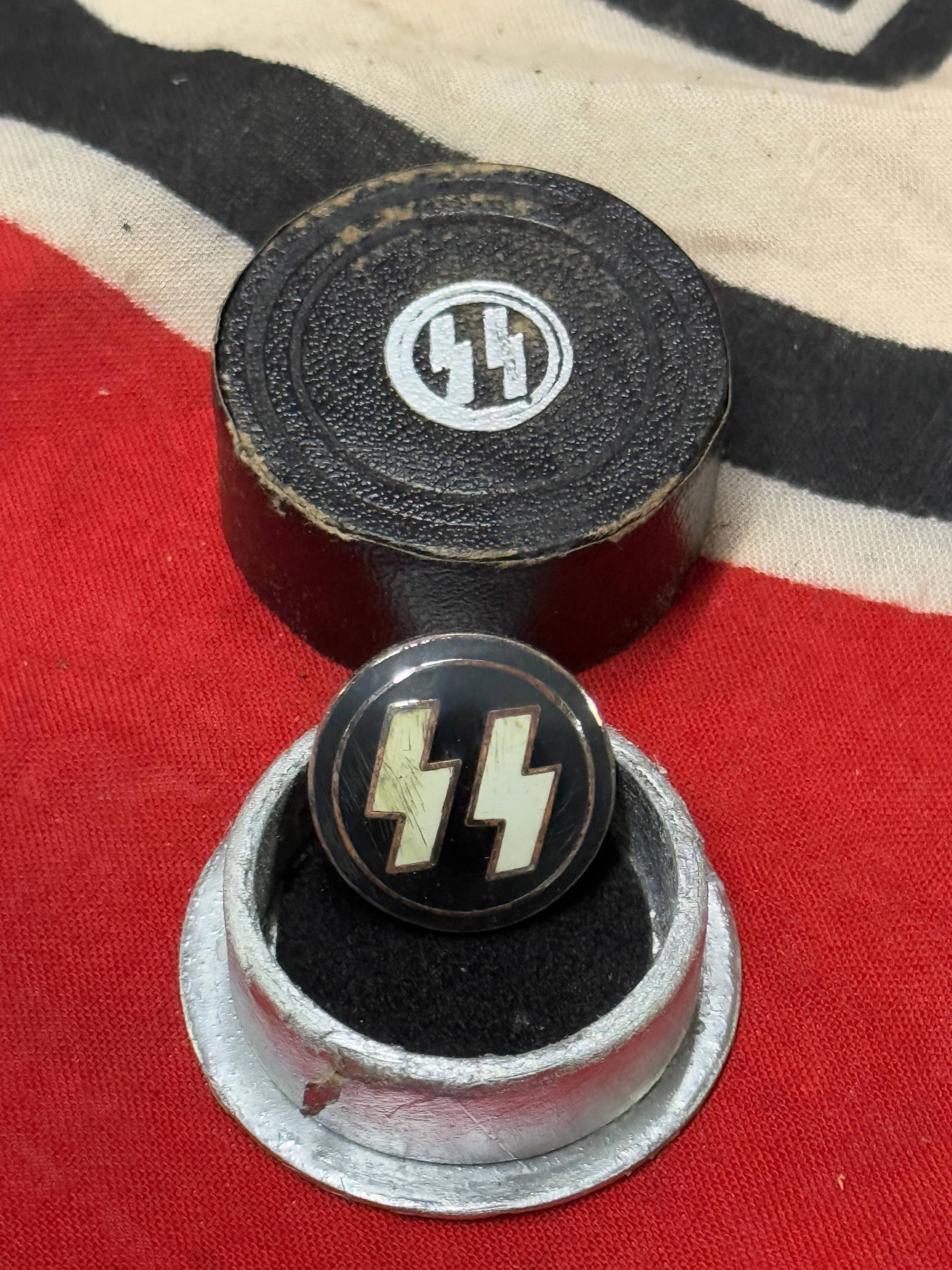 Cased Ww2 German Waffn Ss Lapel Enamled Pin By Ges Gesch. Rzm M1/4 Auction