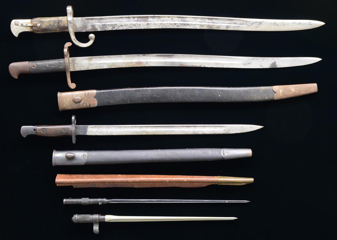 14 ANTIQUE & VINTAGE MILITARY BAYONETS.
