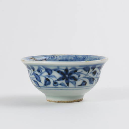 A RARE BLUE AND WHITE 'FISH AND GRASS' CUP (#0074) on May 31, 2022 ...