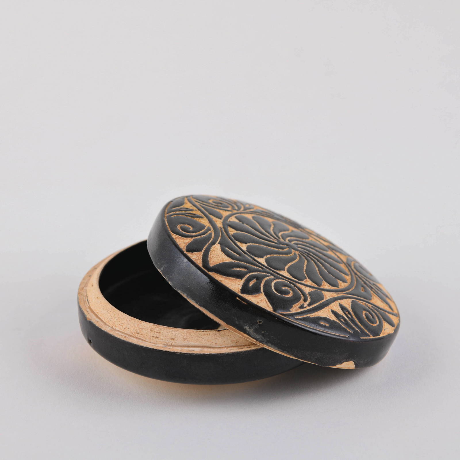 A Rare Sgraffiato Black Glaze Box And Cover Auction