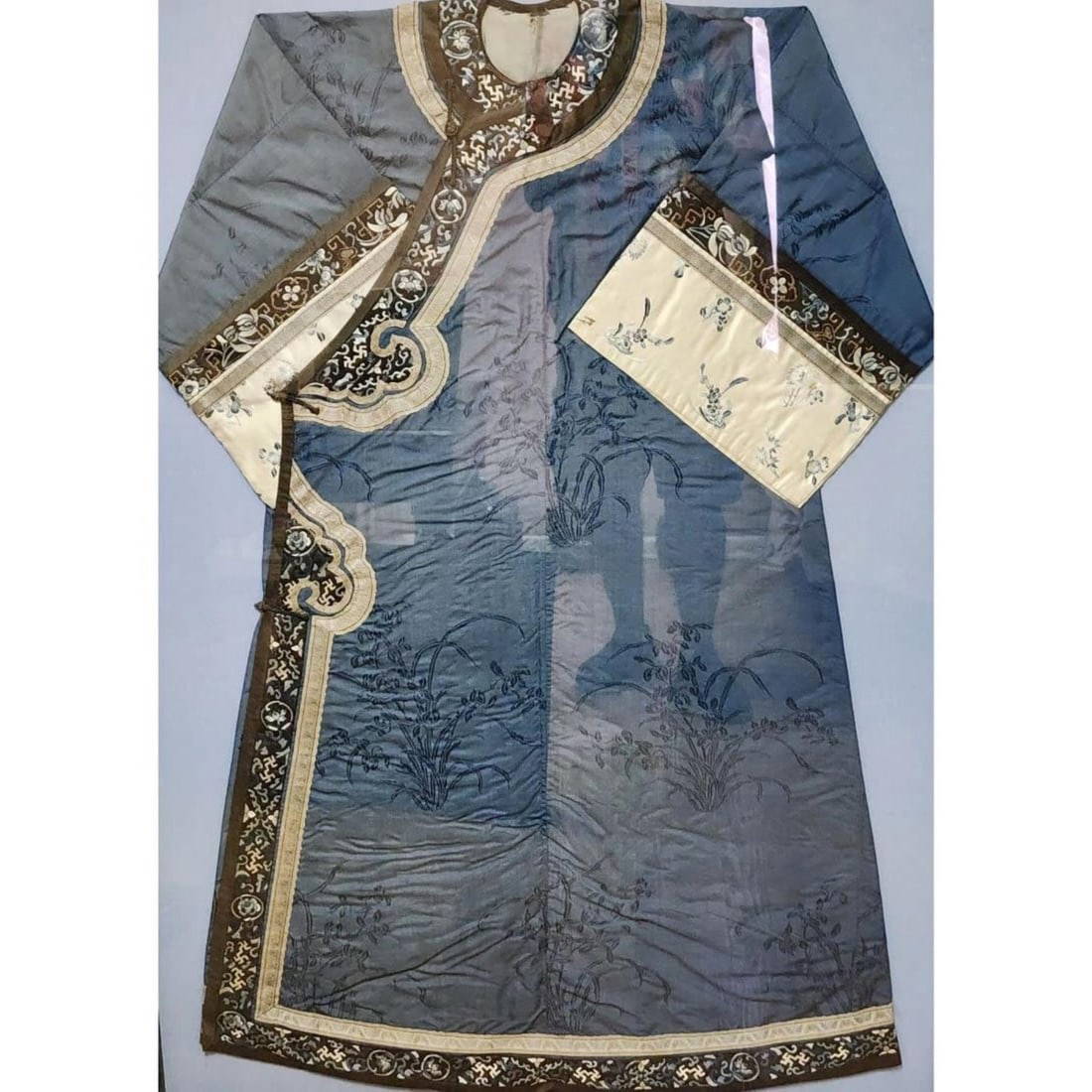 A Fine Chinese Silk Embroidered Robe Qing Dynasty Auction