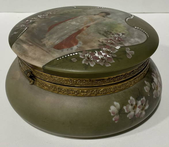 Wave Crest Box With Queen Louise