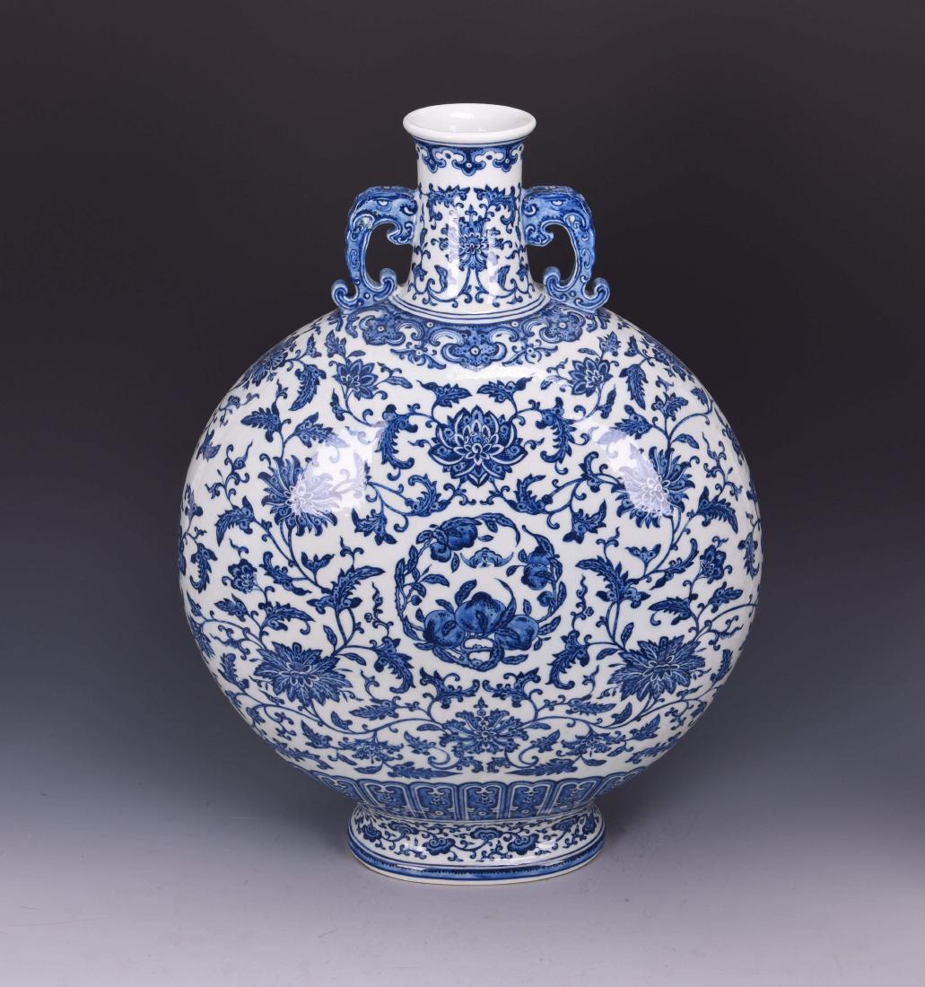 A EXCEPTIONAL BLUE AND WHITE MOON FLASK VASE, QIANLONG