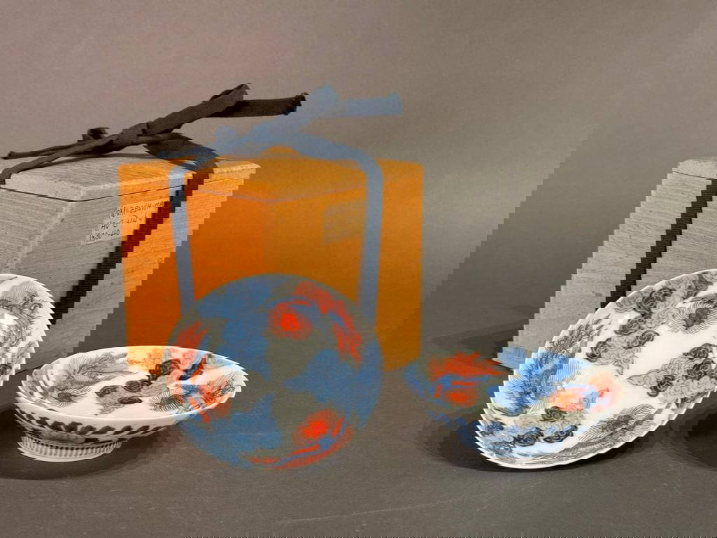 Two Japanese Porcelain Nabeshima Dishes With Ho-o Birds Auction