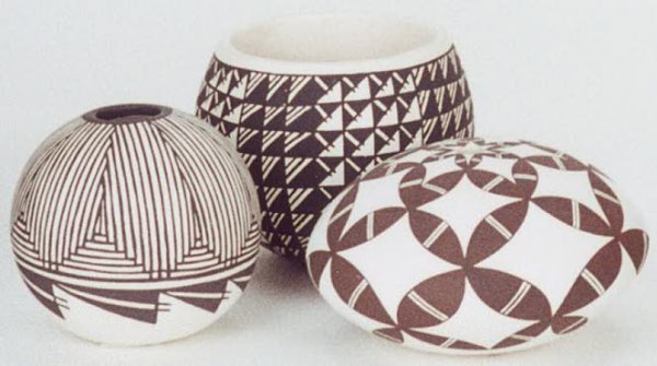 177: FOUR SMALL NATIVE AMERICAN VESSELS, Acoma, includi