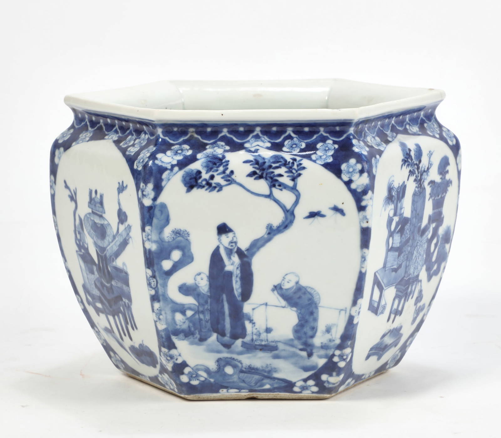 A Chinese Blue And White Porcelain Pot Auction