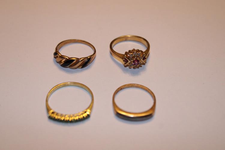 4 Gold Rings With Gem Stone