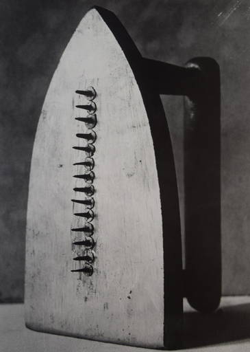 Man Ray Cadeau, 1921