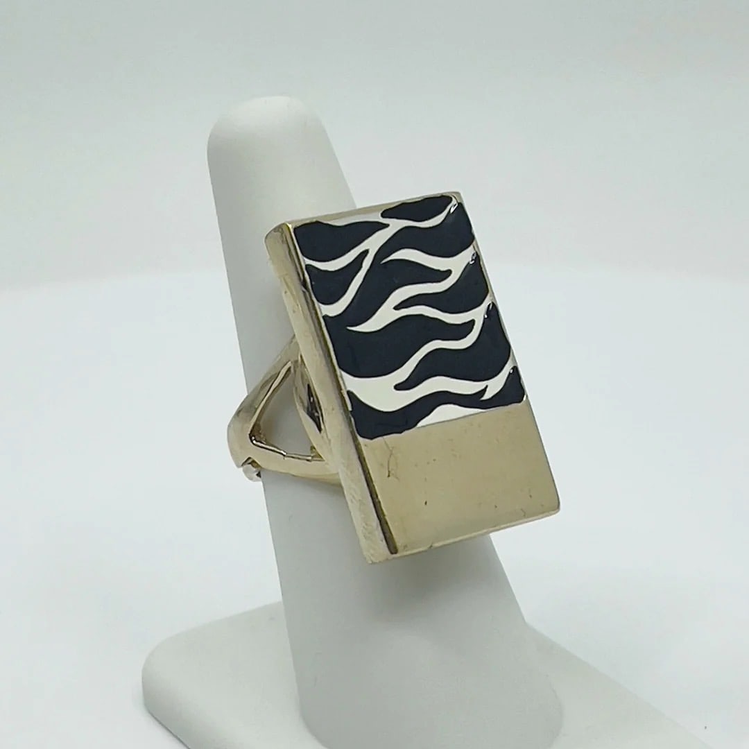 Etro Black & White Enamel Gold Ring Auction