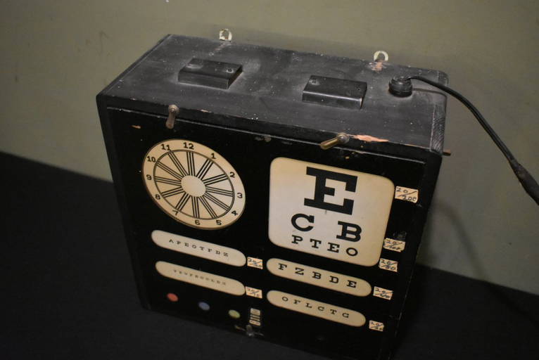 Vintage Optometrist Illuminating Eye Test Chart Box (#0052A) on Jan 14 ...