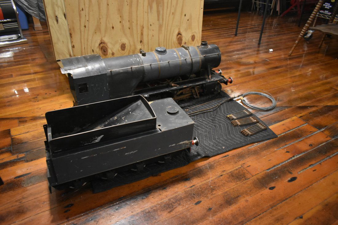 Vintage British/english Outdoor Metal Steam Engine & Tender Auction