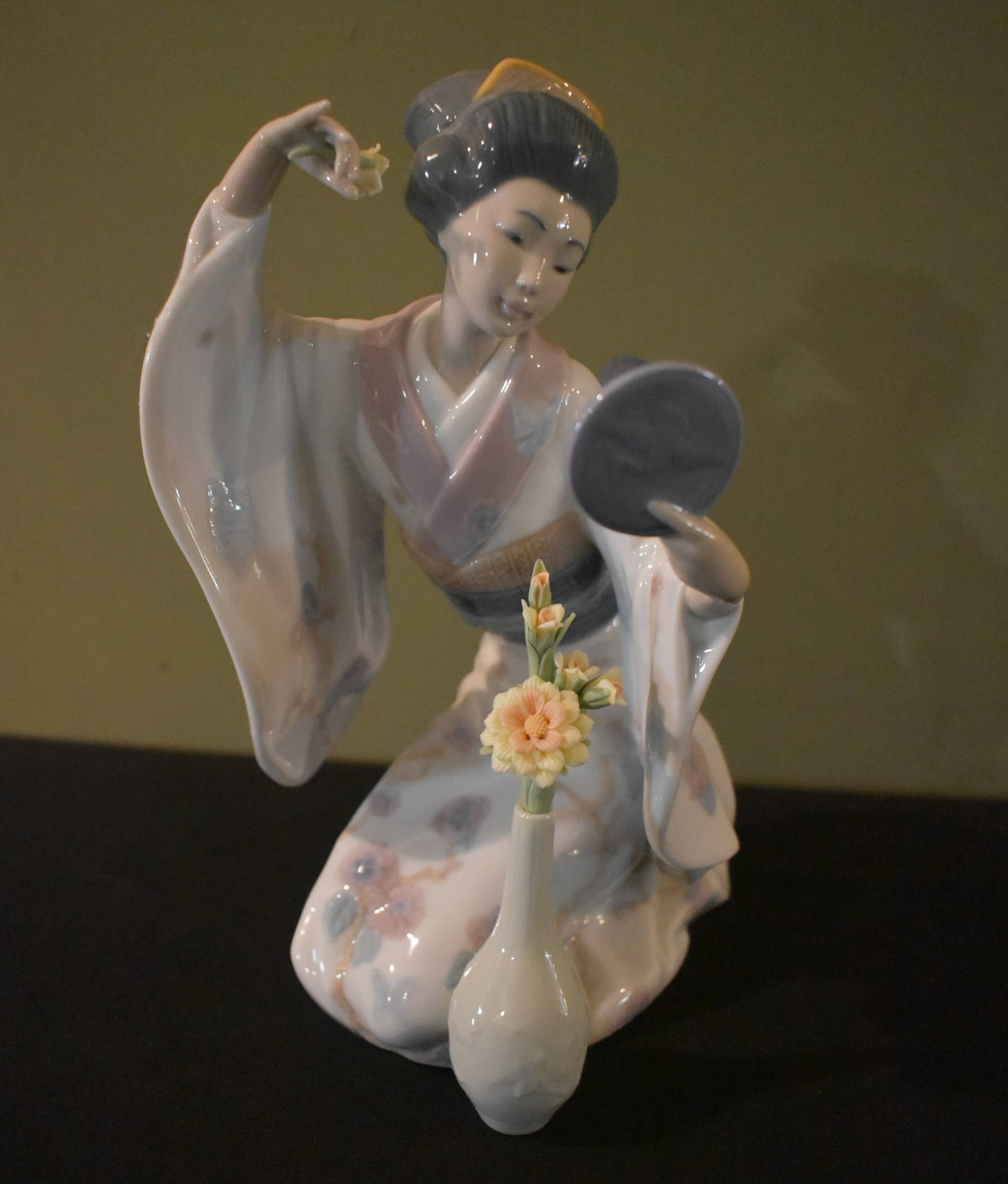 Lladro 6746 "mirror, Mirror" 10" Porcelain Figure Auction