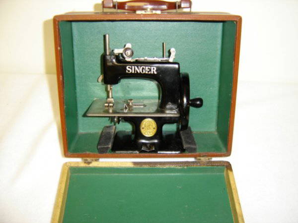 Salesman Sample Singer Sewing Machine.