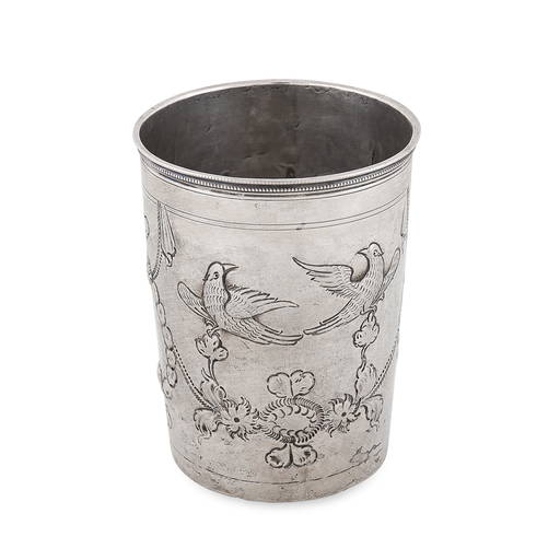 AN ANTIQUE RUSSIAN SILVER BEAKER, 19TH CENTURY the body with a chased ...