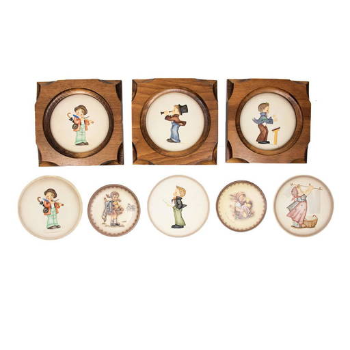 Goebel Hummel Group Of 8 Mini Plates And 3 Displays