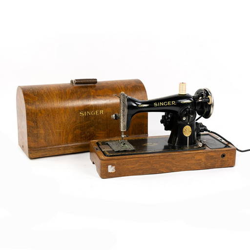 1920's Singer Sewing Machine With Case