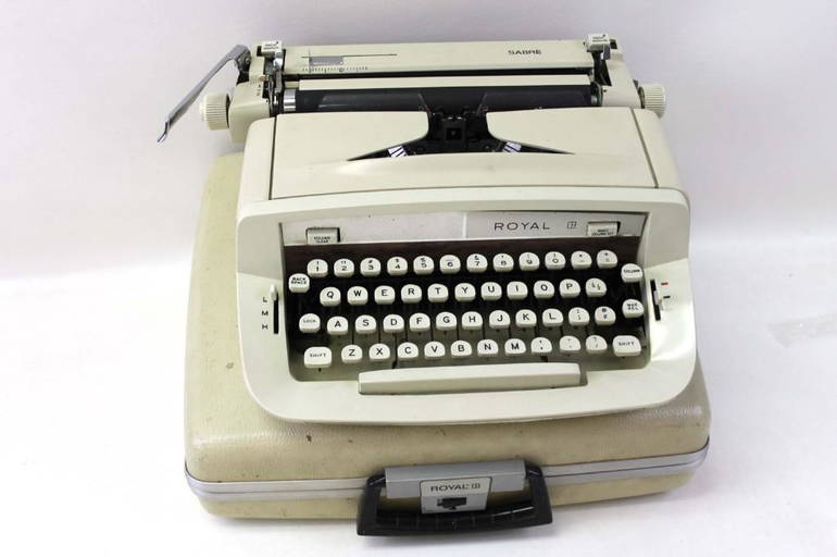 Vintage Royal Sabre Manual Typewriter In Case