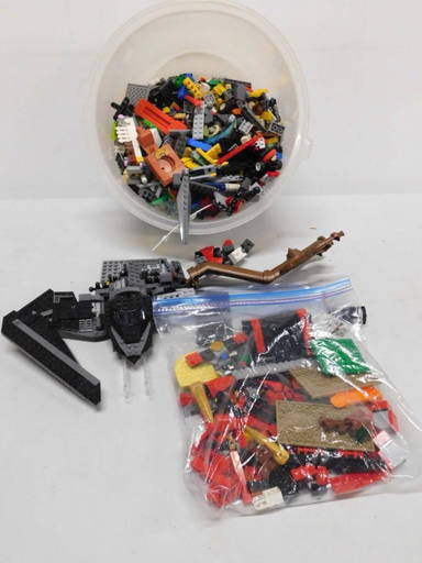 Lot of Lego Type Building Blocks - Aug 22, 2022 | Denotter Auctions ...