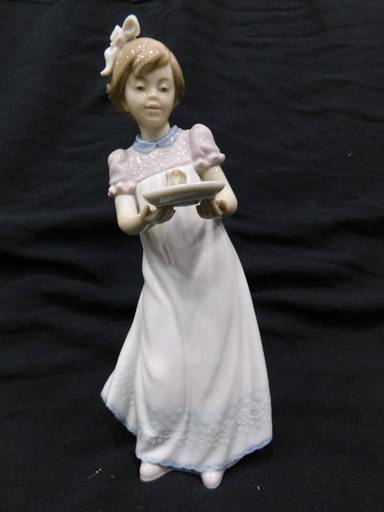 Lladro Happy Birthday #5429 Girl With Cake Figurine