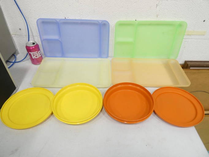 Vintage Tupperware Covered Bowls And 4 Vintage Pastel Plastic Lunch Trays