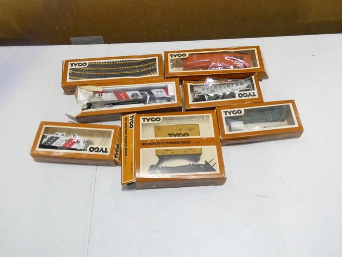 Tyco Model Train Cars And Railroad Track