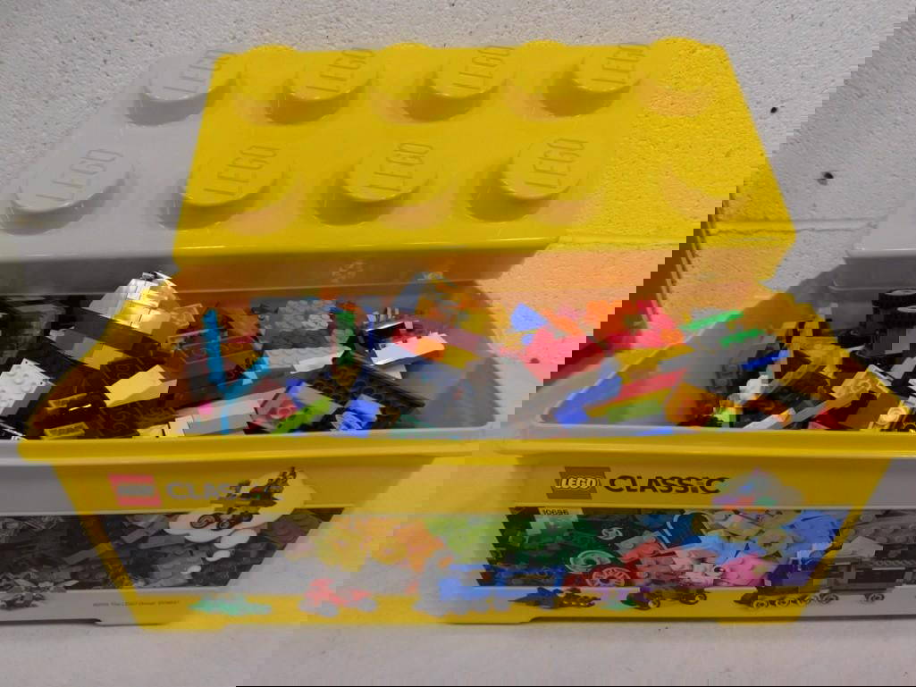 Box Of Assorted Legos In A Lego Box / Case Auction