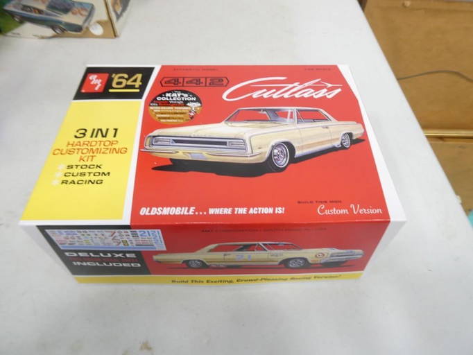 Amt '64 Oldsmobile Cutlass 3 In 1 Hardtop Model Car Kit 1/25 Scale