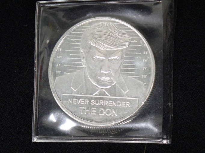 1 Ounce Silver Round Donald Trump On 1 Side And The Whitehouse On The ...