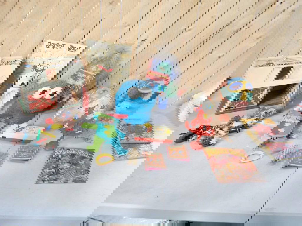 Toy Lot Incl Pull String Et, Romper Room Clock, Sesame Street, Fraggle ...