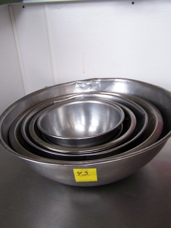 1043: Graduated Stainless Steel Mixing Bowls