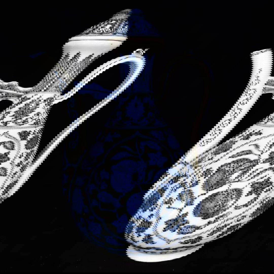 Chinese Blue And White Porcelain Pot Auction